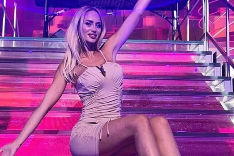 Corpo di ballo Ciao Darwin 9: chi è la ballerina bionda Federica Morello | Contrataque